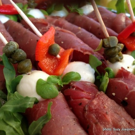 Poslužite predjelo: Kozji sir i bresaola s crnim paprom