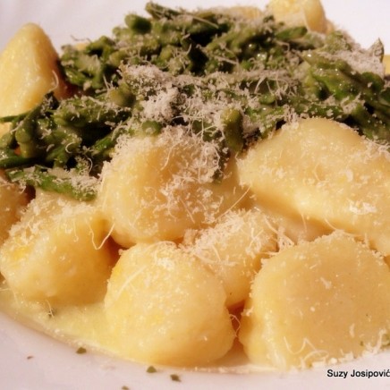 Recept: Njoki sa šparogama